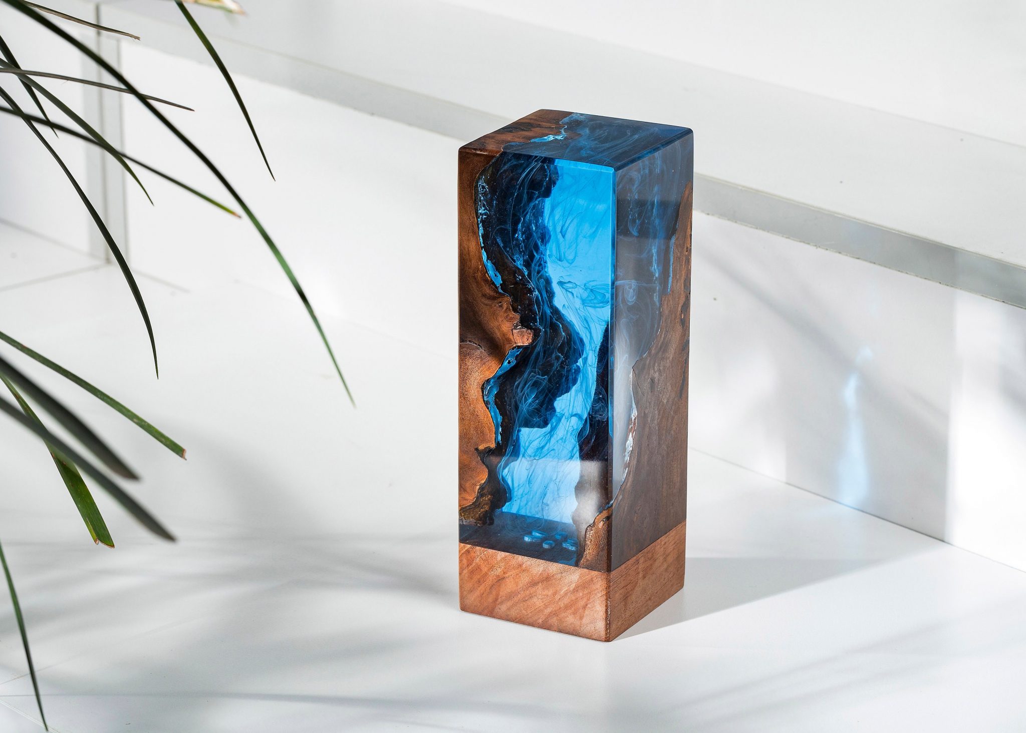 Classic Deep Blue Sea Epoxy Resin Lamp - Resin Lamps Store