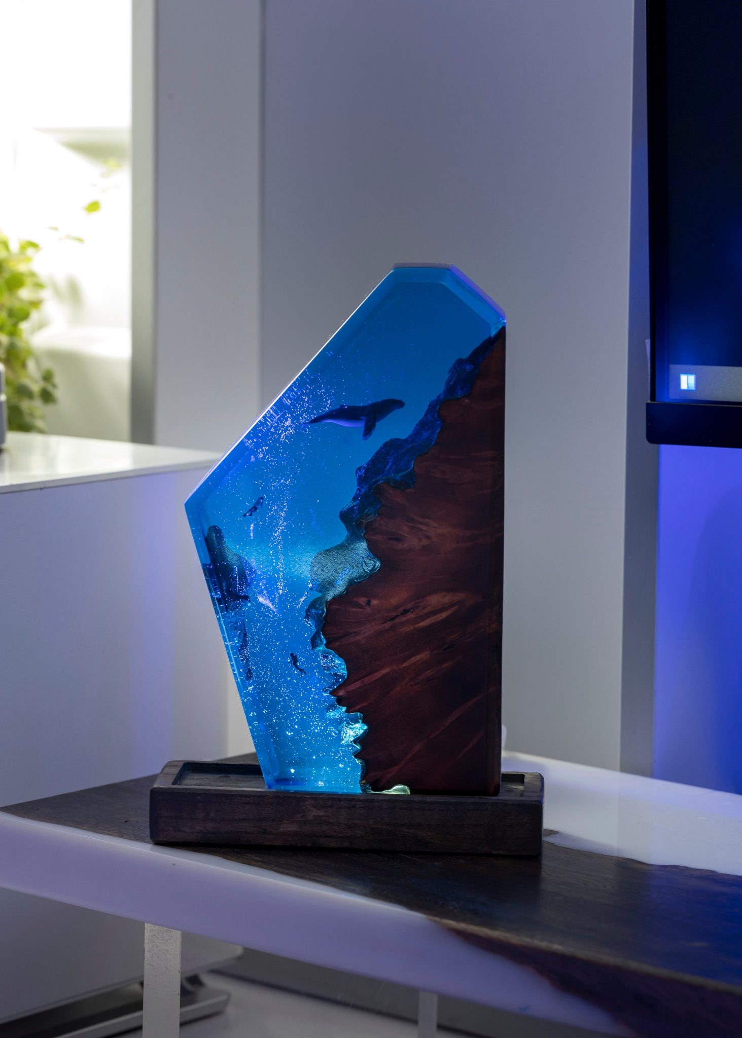 Polyon Deep Whale Epoxy Resin Lamp - Resin Lamps Store