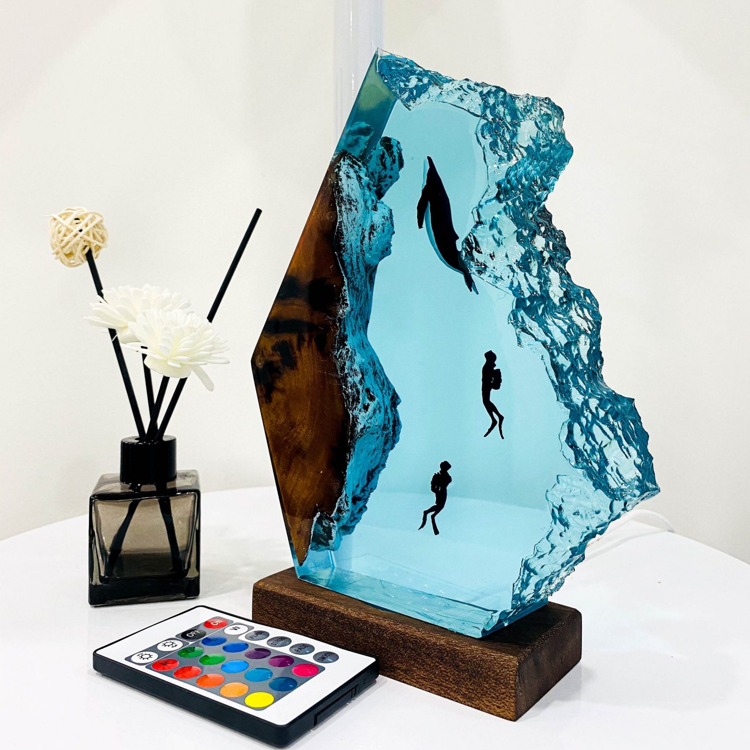 Humpback Whale and Couple Diver Epoxy Resin Lamp - Resin Lamps Store