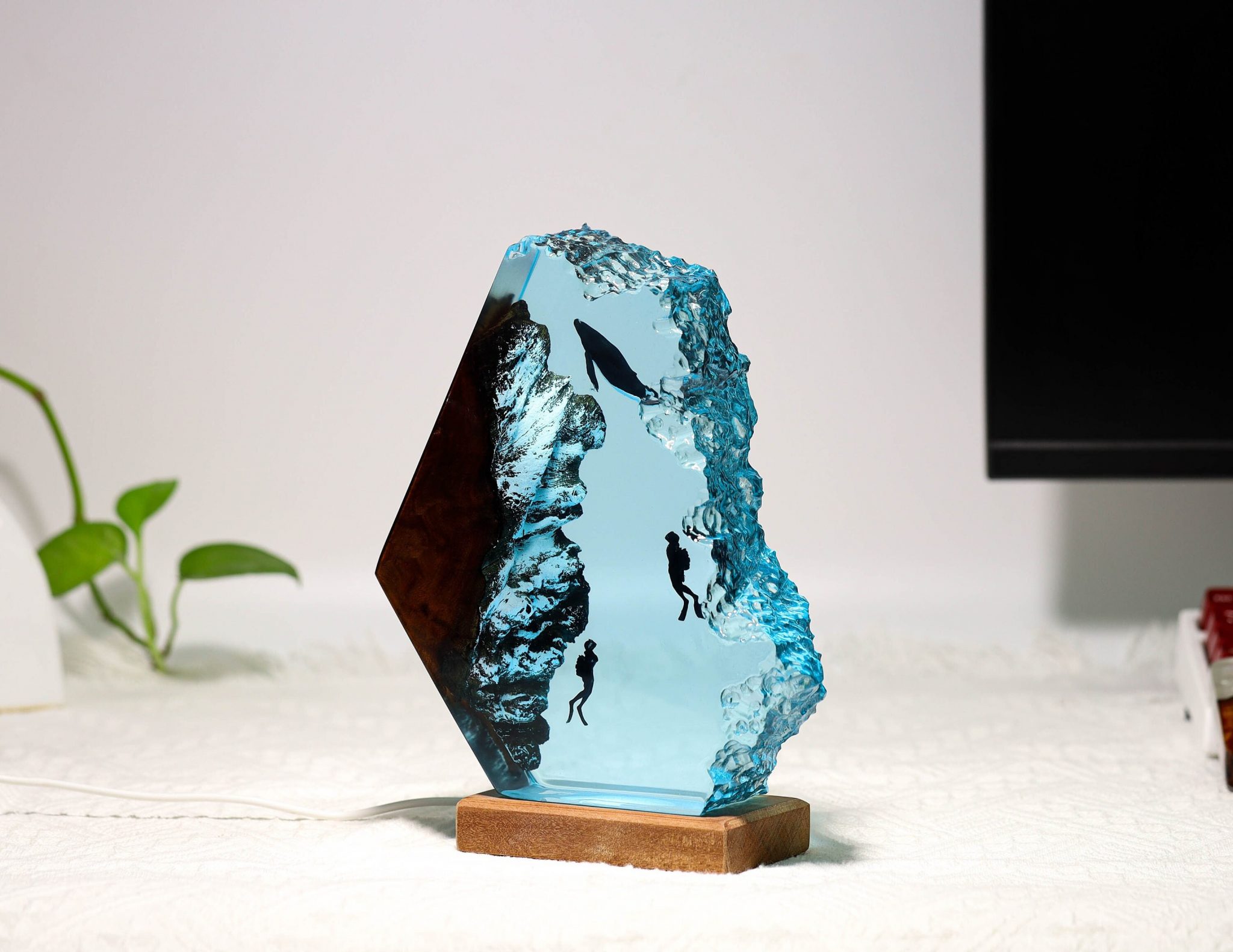 Humpback Whale and Couple Diver Epoxy Resin Lamp - Resin Lamps Store