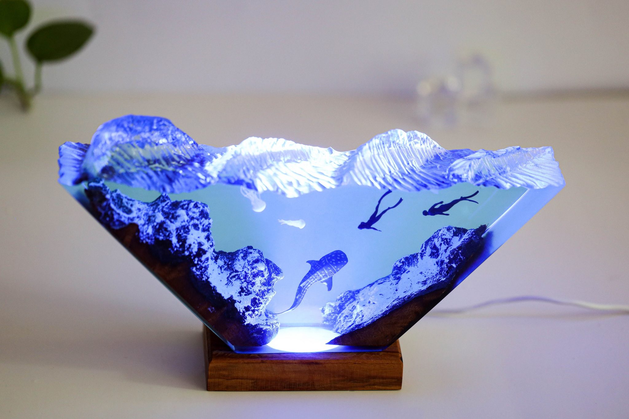 2023 Whale Shark and Divers Epoxy Resin Lamp - Resin Lamps Store