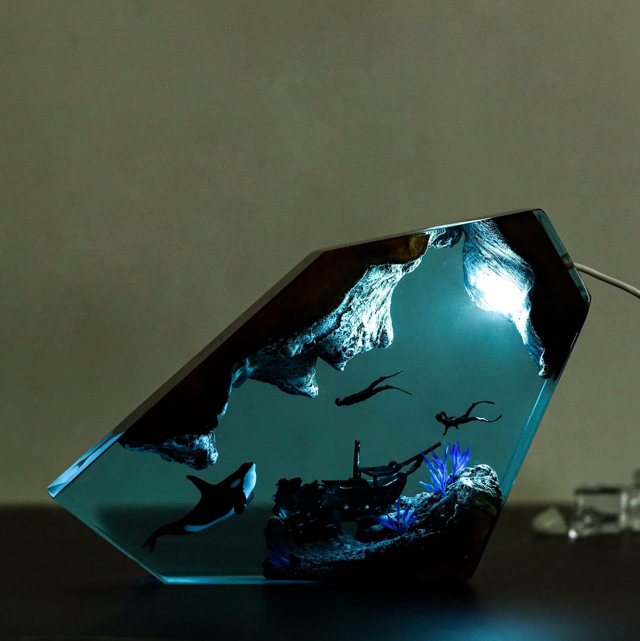 Orca Killer Whale & Diver Epoxy Resin Lamp - Resin Lamps Store