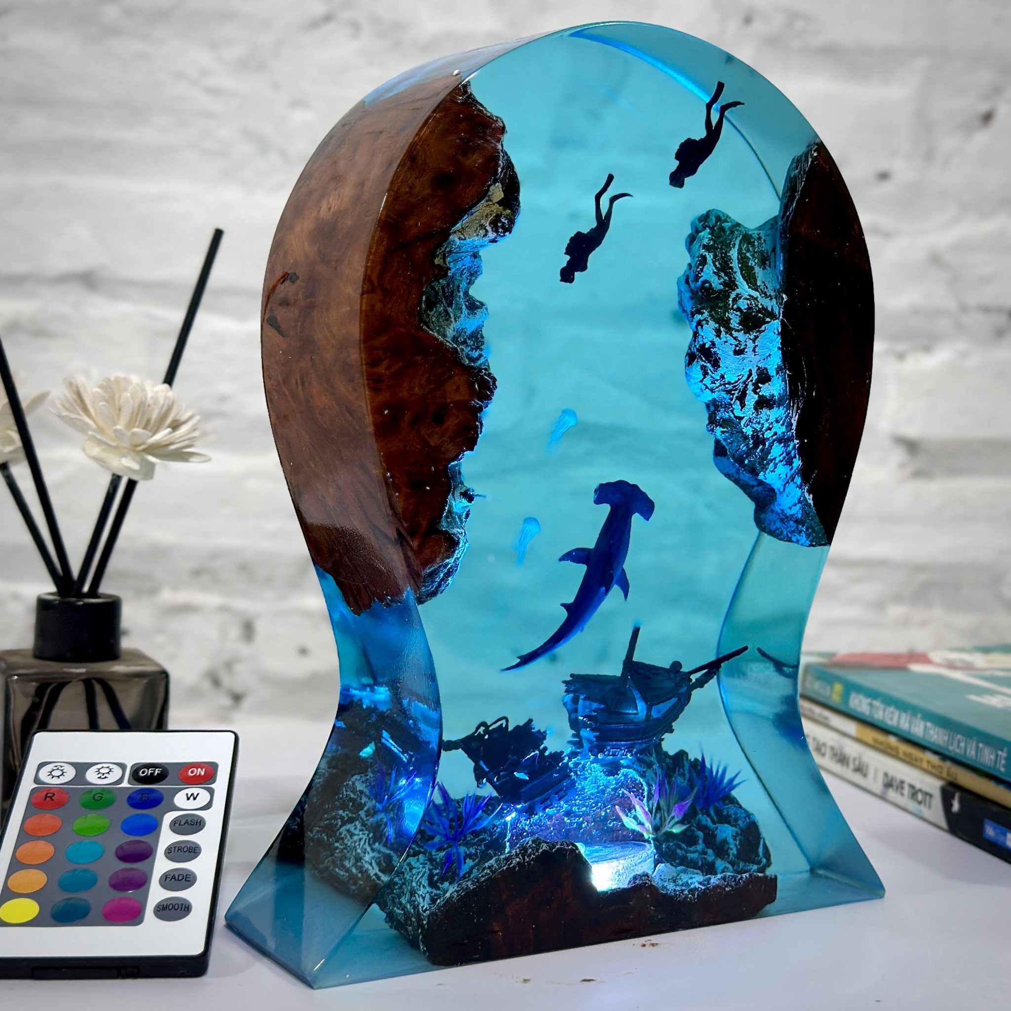 Hammerhead Shark And Couple Diver Epoxy Resin Lamp - Resin Lamps Store