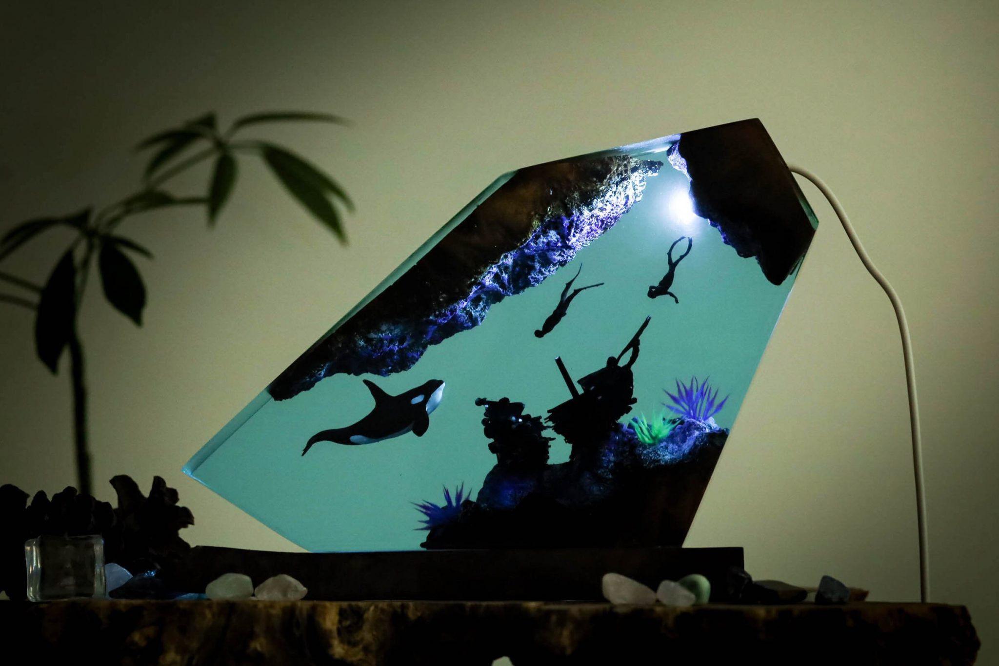 Orca Killer Whale and Diver Epoxy Resin Lamp - Resin Lamps Store