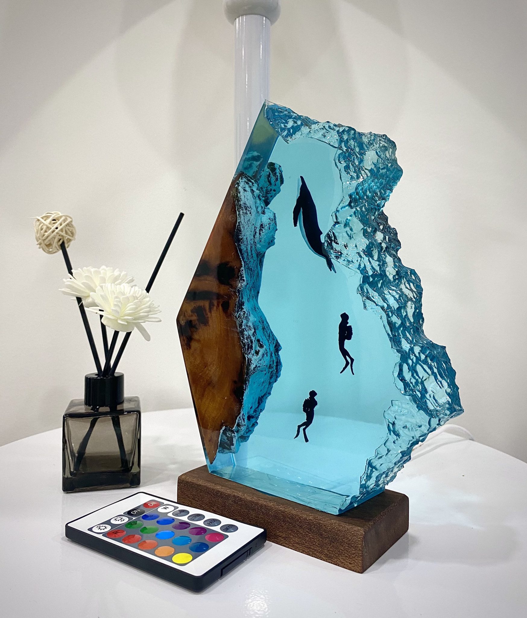 Humpback and Couple Diver Epoxy Resin Lamp - Resin Lamps Store