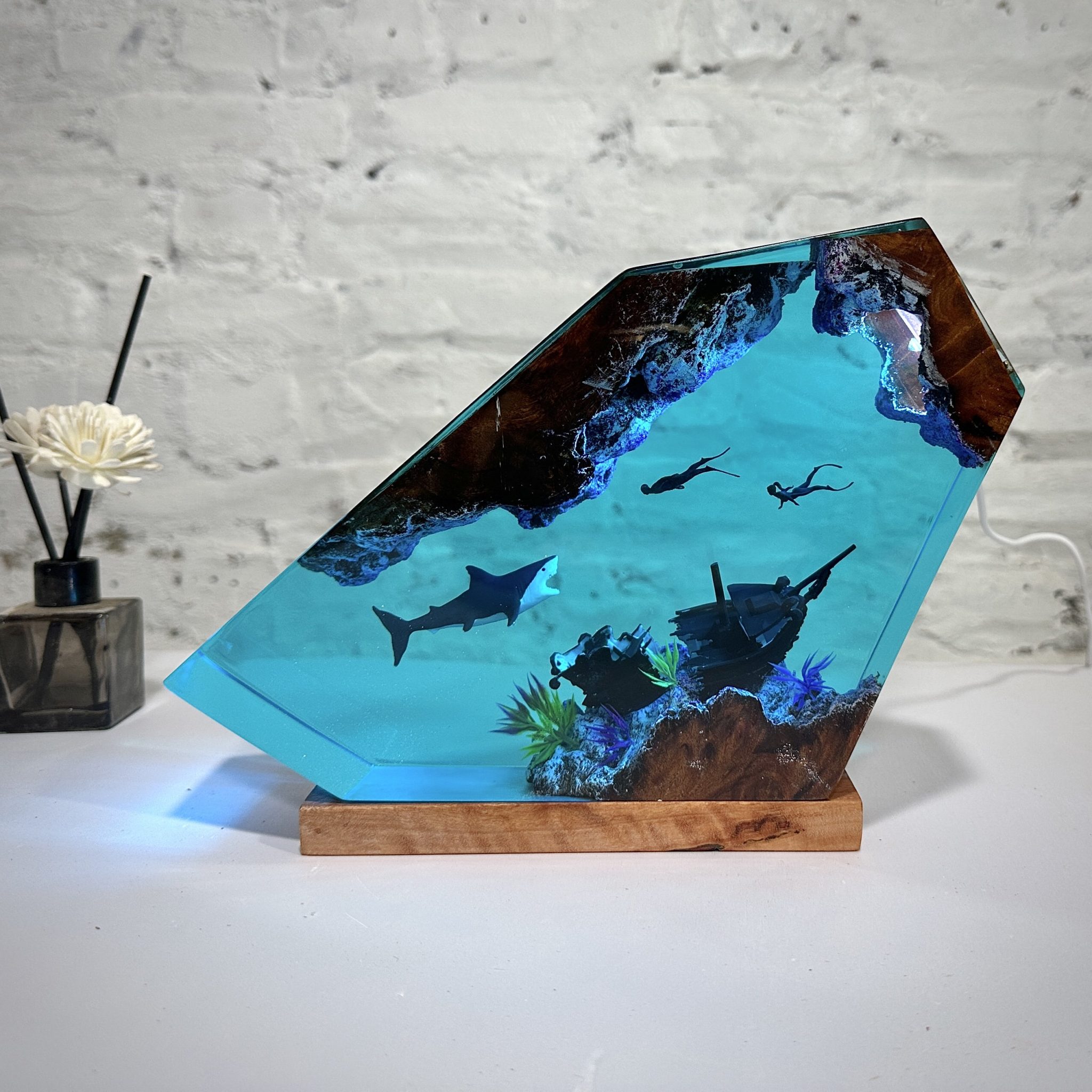 Great White Shark & Couple Diver Epoxy Resin Lamp Ver.2 - Resin Lamps Store
