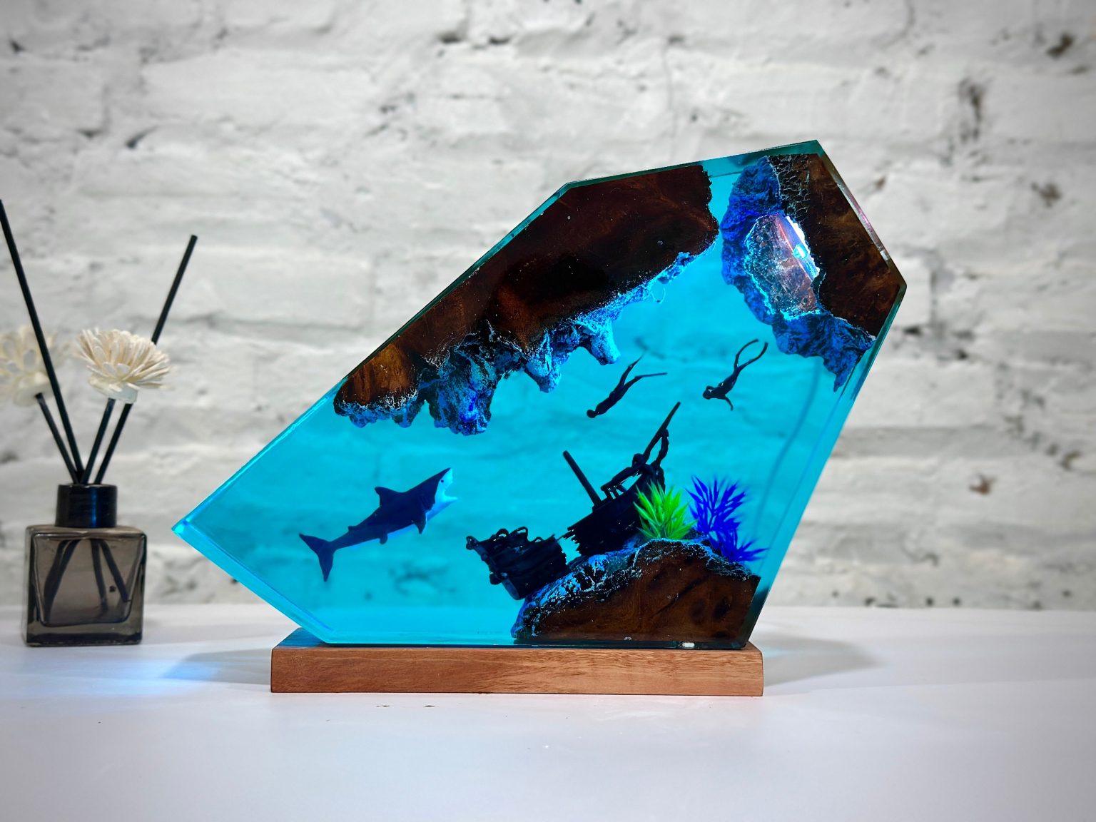 Great White Shark & Couple Diver Epoxy Resin Lamp Ver.2 - Resin Lamps Store