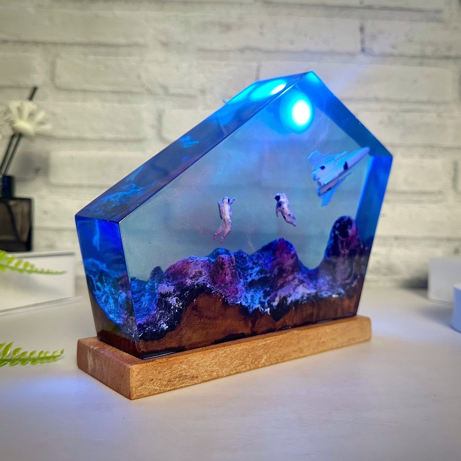 Spaceship & Astronaut Epoxy Resin Lamp - Resin Lamps Store